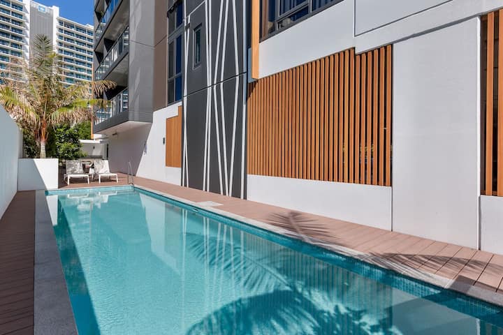 Beachside Escape | Pool, Parking + Balcony Views - Broadbeach