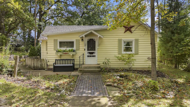 Grandmas Cozy Cottage On All Sports Lincoln Lake - Greenville, MI