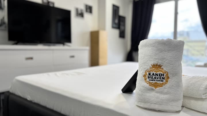 Kandi Heaven: Premium Studio - Angeles