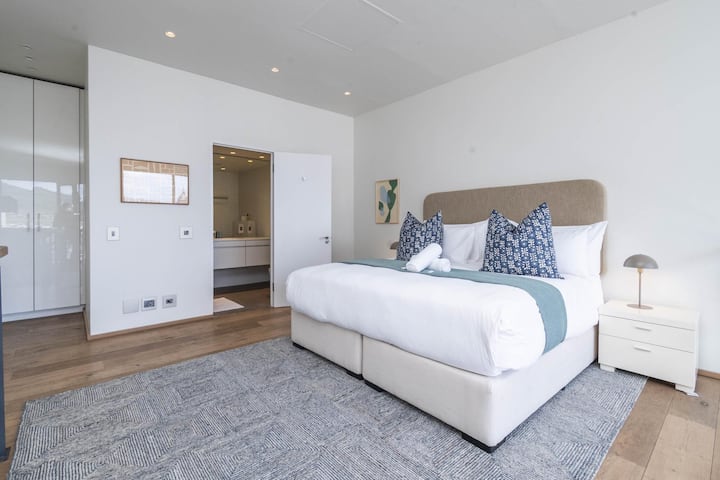 Modern City Loft - Balcony & Scenic Mountain Views - Kapstadt