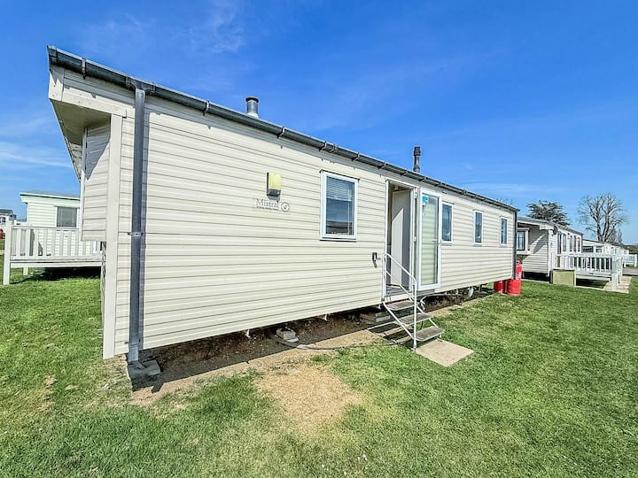 Lovely Caravan At Valley Farm, Essex Ref 46762v - Clacton-on-Sea