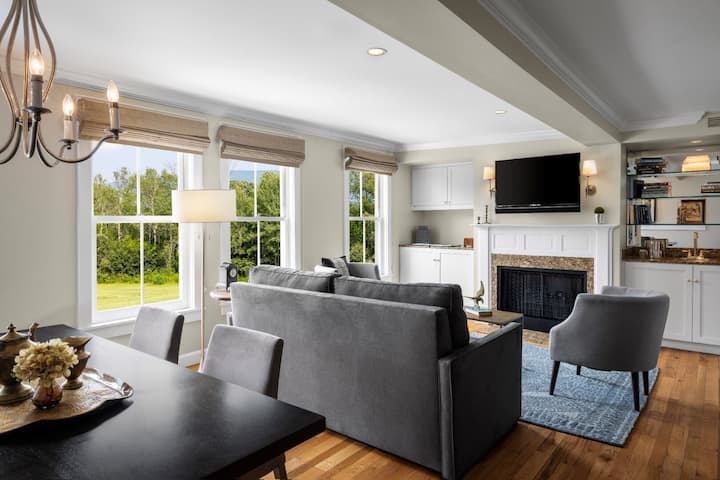 Serene Spa Stay With Pool And Near Trails - Bedford, NH