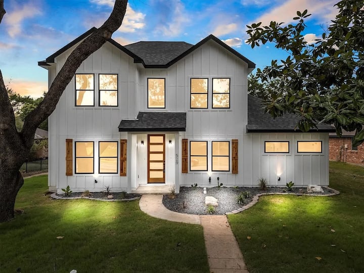 Luxurious Home Garland W/ Pool & Hot Tub Sleeps 15 - Garland, TX