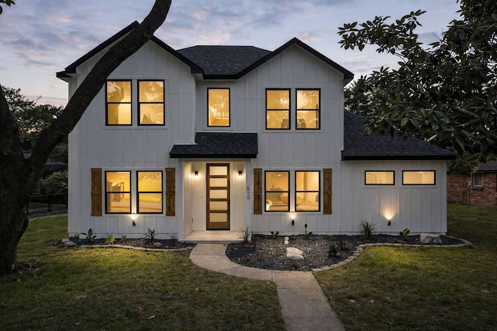 Luxurious Home Garland W/ Pool & Hot Tub Sleeps 15 - Garland, TX