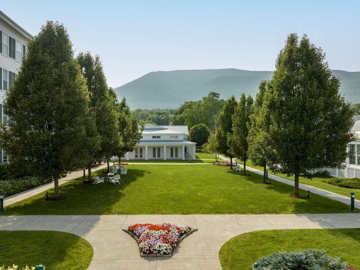 Relaxing Spa + Golf + Trail Access - Manchester, VT