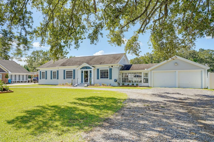 Peaceful Patio, Sunroom: Pet-friendly Baldwin Home - Cypress Bayou Casino Hotel