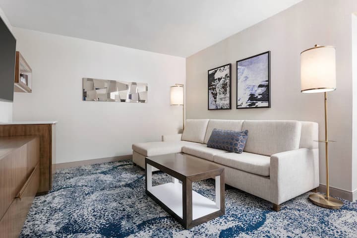 Bayview Retreat! Private Beach & Pool | Parking! - Virginia Beach, VA