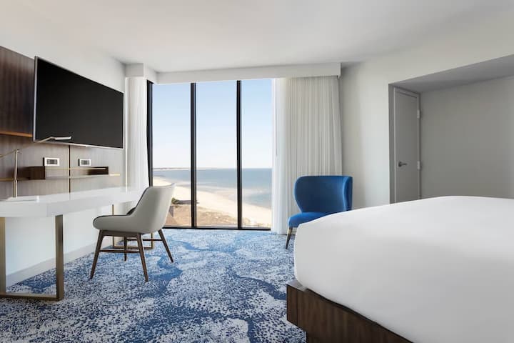 Waterfront Escape: Beach, & Pool Access! - Virginia Beach, VA