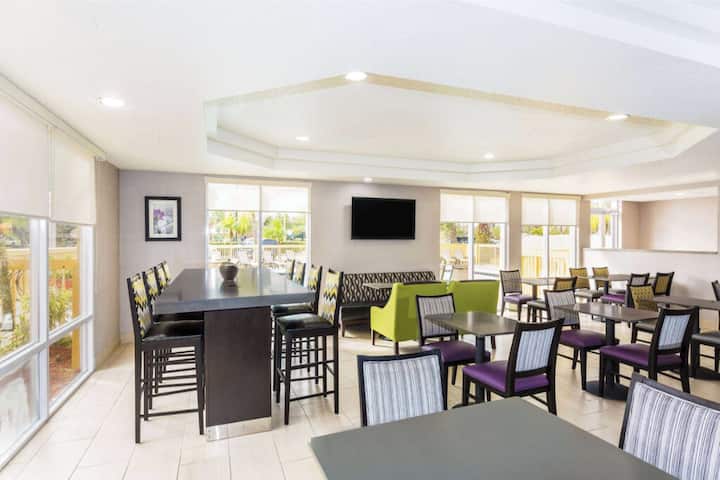 La Quinta Orlando | 2 Queens | Near Theme Parks - Orlando, FL