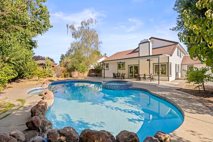 Modern Luxury Retreat | 4b 3b | Pool + Park Access - Elk Grove
