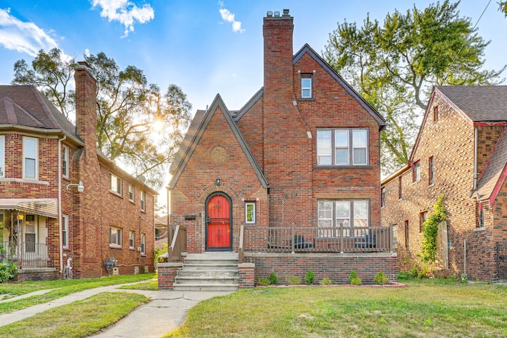 Dogs Welcome! Stylish Detroit Tudor W/ Fenced Yard - 底特律