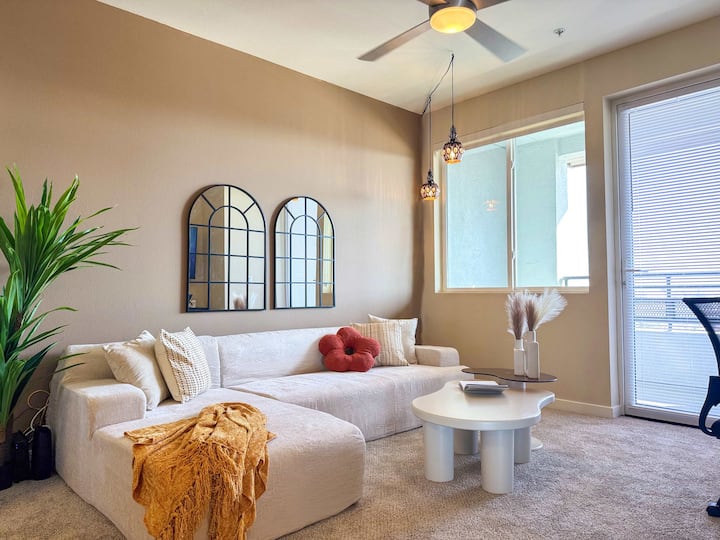 Luxury Stay Near Disneyland | Pool • Gym • Free Pa - Tustin, CA
