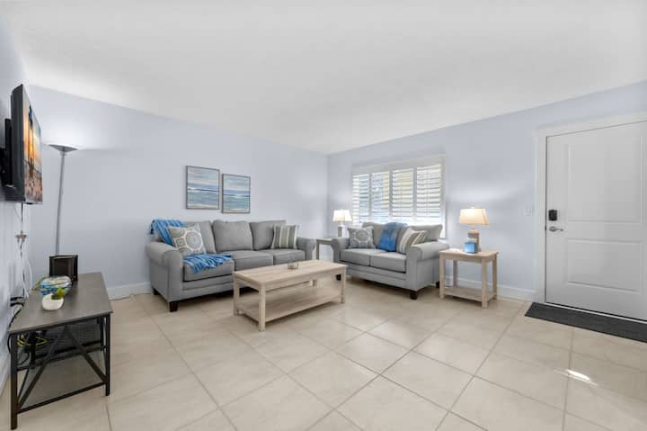 Renovated 2-bedroom Condo With Pool - The Waves - St. 피트 비치