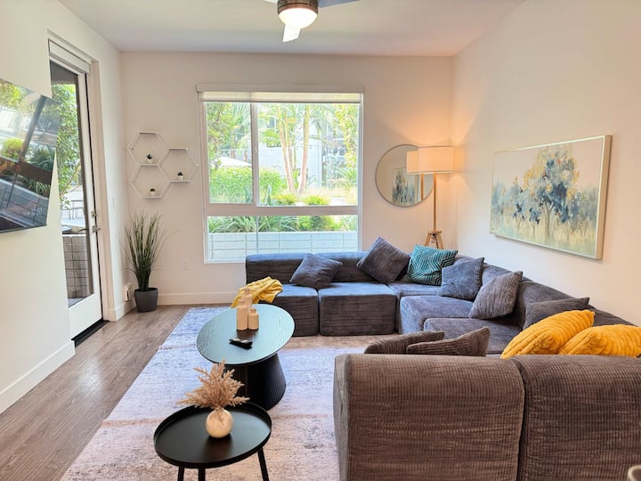 Charming 2br Retreat W/pool&gym Near Disneyland - Santa Ana, CA