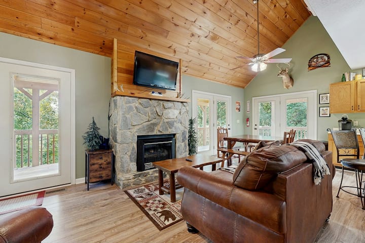 Mountain-view Maggie Valley Retreat With Hot Tub - Maggie Valley, NC