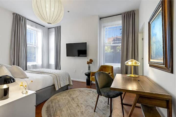 Hotel Brexton | Queen Room | Free Breakfast - Baltimore, MD