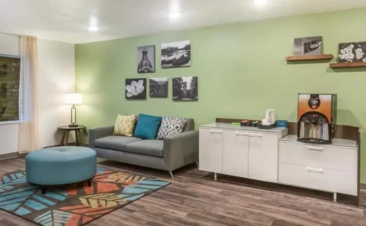 4 Queen Room W/ Fridge – Easy Access Location - Newnan, GA