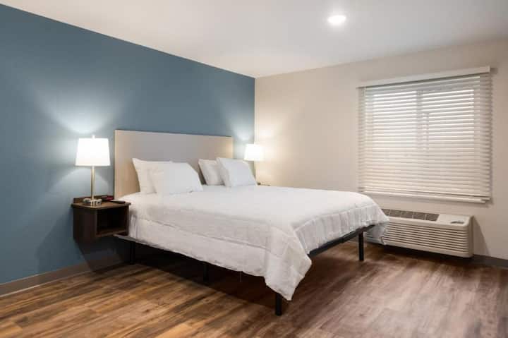 Pet-friendly Room Nearby Restaurants + Kitchen - Newnan, GA
