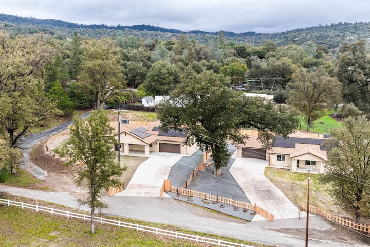 Oakhurst Oasis :Modern Design, Hot Tub, Sleeps 19+ - Bass Lake, CA