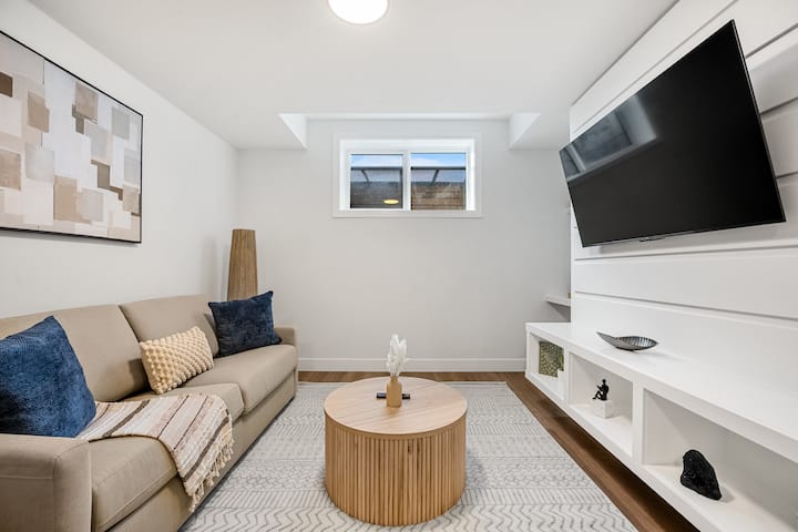 Scandi-inspired Comfort 2-br 1-ba - Calgary