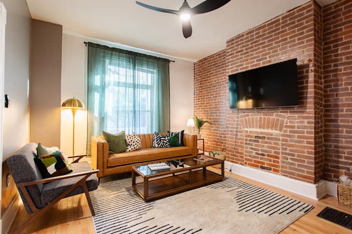 Spacious Dearborn Retreat 4br W/ Game Room - Pittsburgh, PA