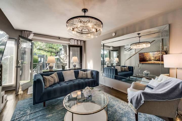 Airy Dallas 2-story Loft | Pool + Wellness Retreat - Dallas, TX