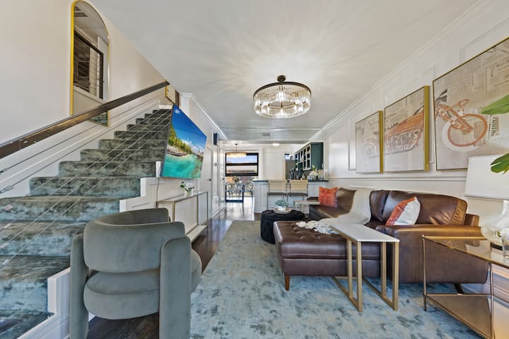 Airy Dallas 2-story Loft | Pool + Wellness Retreat - Dallas, TX