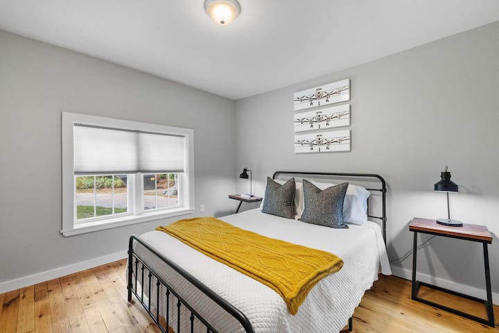 Comfy Large Bungalow - 4 Bed 1ba On Private Pond - Bradford, NH