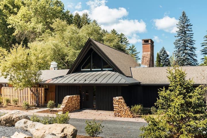 Central Fireplace, Kitchen & Private Outdoor Porch - Stowe, VT