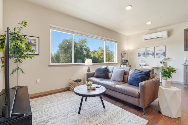 Free Parking, Coffee Bar, Gym - Coeur d'Alene, ID