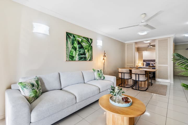 Cairns 2br Palms Stay – Top Floor & Pool View - Cairns