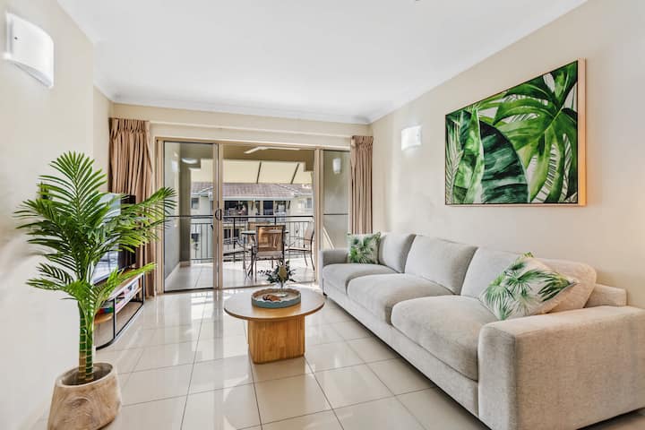 Cairns 2br Palms Stay – Top Floor & Pool View - Cairns