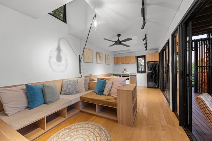 Contemporary Comfort | 1br + Ac, Wi-fi + Parking - Newstead