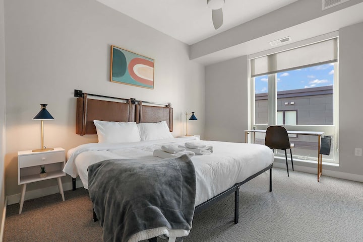 2br 2ba Cozysuites In Marquee With Pool & Gym - Minneapolis, MN