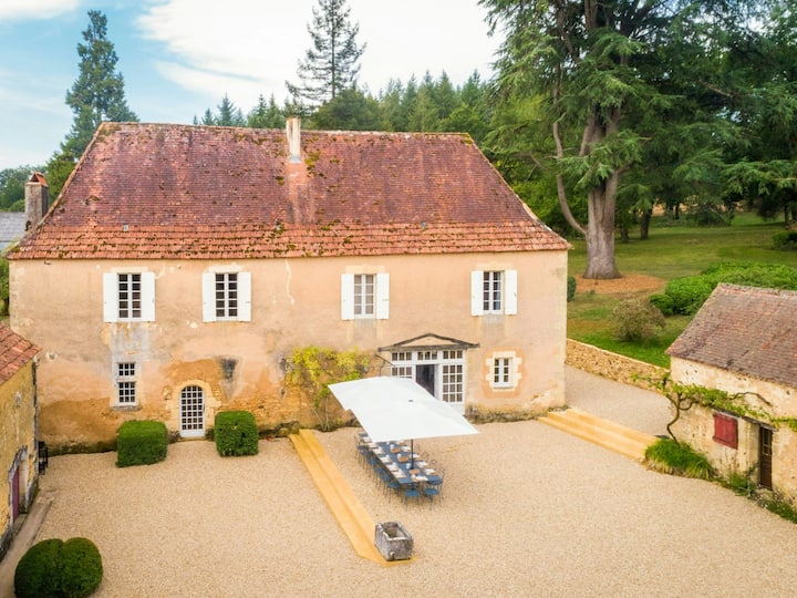 Domaine Historique Avec Piscine En Dordogne - Le Bugue