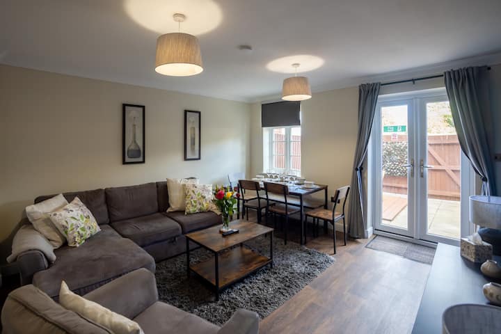 Canary House, Hereford, Sleeps 10, Great Location - Hereford