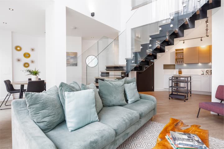 Ovitzia - Bright & Spacious Duplex + Private Patio - Waltham, MA