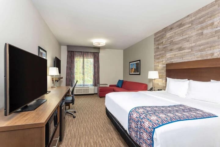 Wyndham Bloomington | King | Indoor Pool | Pets - Bloomington, IN