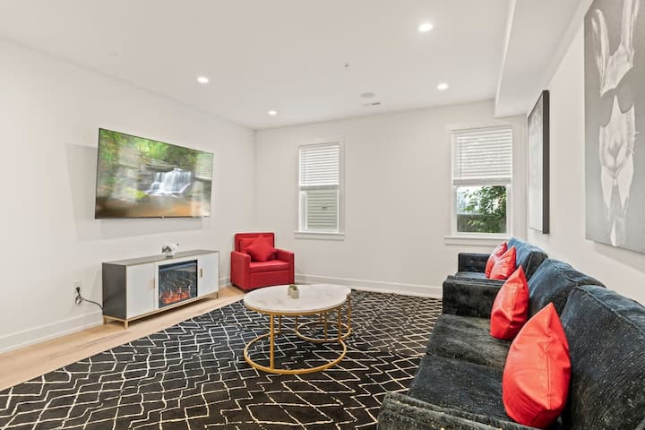 Sleep 28 - Mini Mansion- Roof Skyline View, Poker - Philadelphia, PA