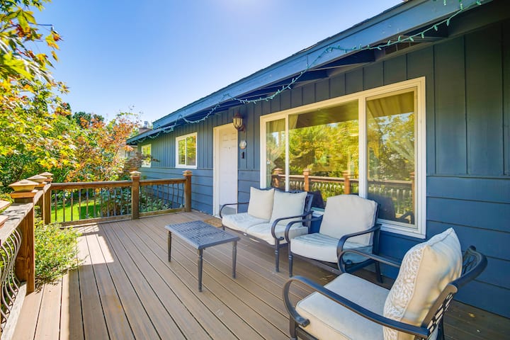 Walk To Rogue X: Medford Family Home W/ Large Yard - Jacksonville, OR