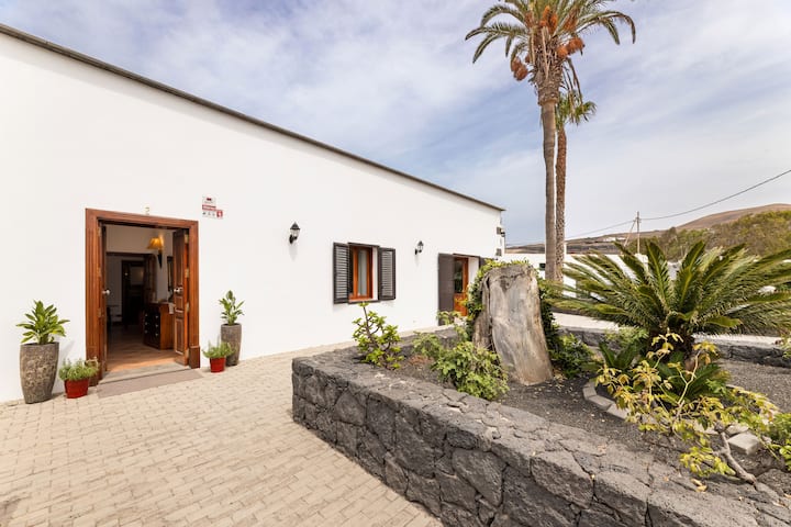 Refugio Del Volcán By Tropical Host - Yaiza