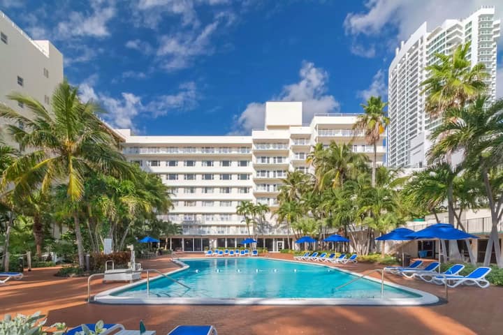 2 Miami Beach Rooms With Pool & Ocean Views - South Beach, FL