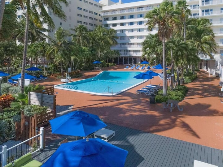 4 Ideal Miami Beach Rooms With Pool & Ocean Views - Miami Beach, FL