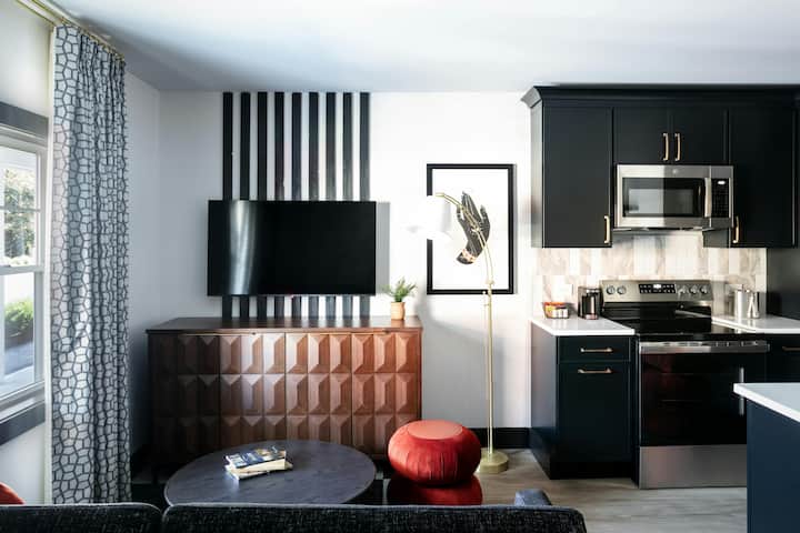 King Bed & Living Room With Queen Sleeper Sofa - 세일럼