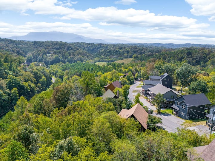 Cabin For 7 W/ Private Hot Tub & Pool Table - Sevierville