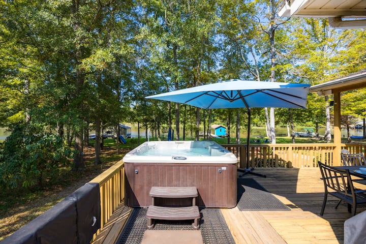 Cozy Lake Cabin | Porch, Hot Tub & Fire Pit - Lake Oconee, GA