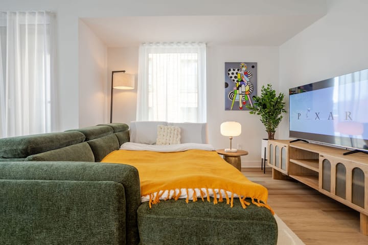 Historic Hideaway – Bright Loft In Old Montreal - Montreal