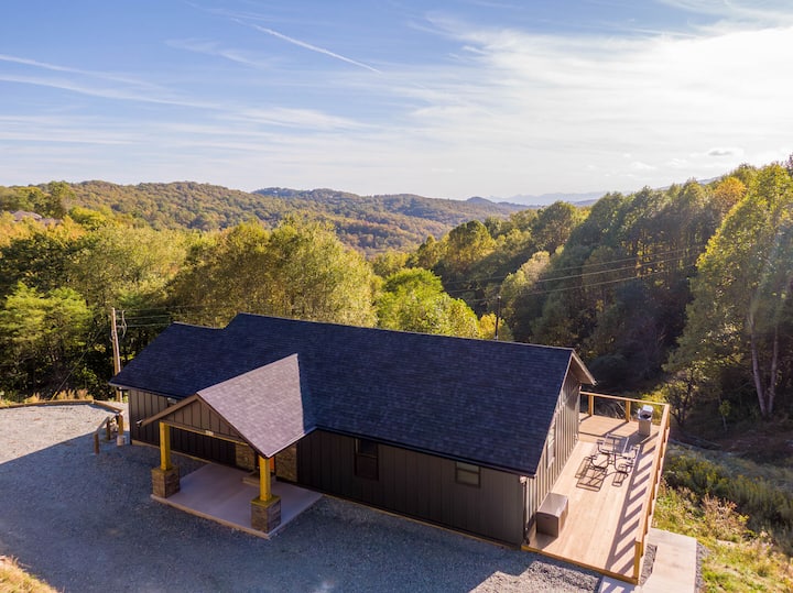 Blackberry Hill: Big Dog Friendly, Hot Tub, Views! - Boone, NC