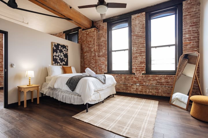 Urban 2br Loft | Skyline Sunsets + Streetcar - Kansas City, MO
