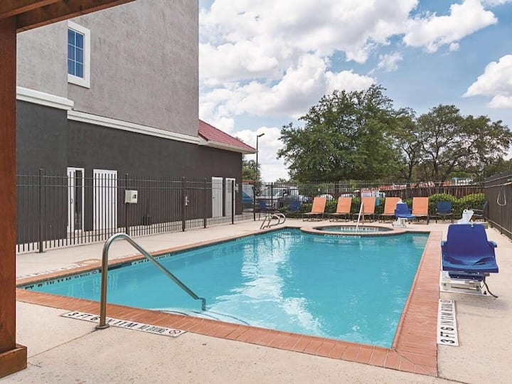 Laquinta San Antonio | King Room | Free Breakfast - Helotes, TX